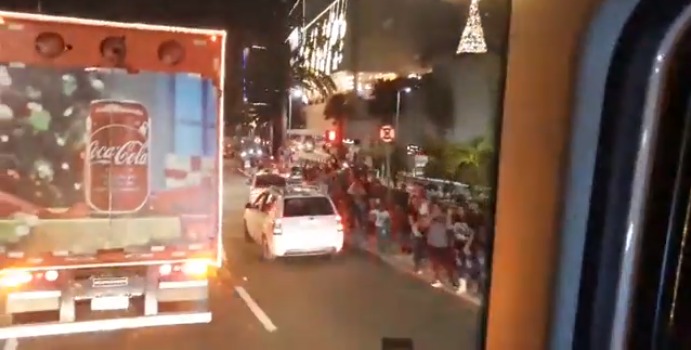 Flash: Caravana da Coca-Cola é recebida por milhares de pessoas na 9 de ...