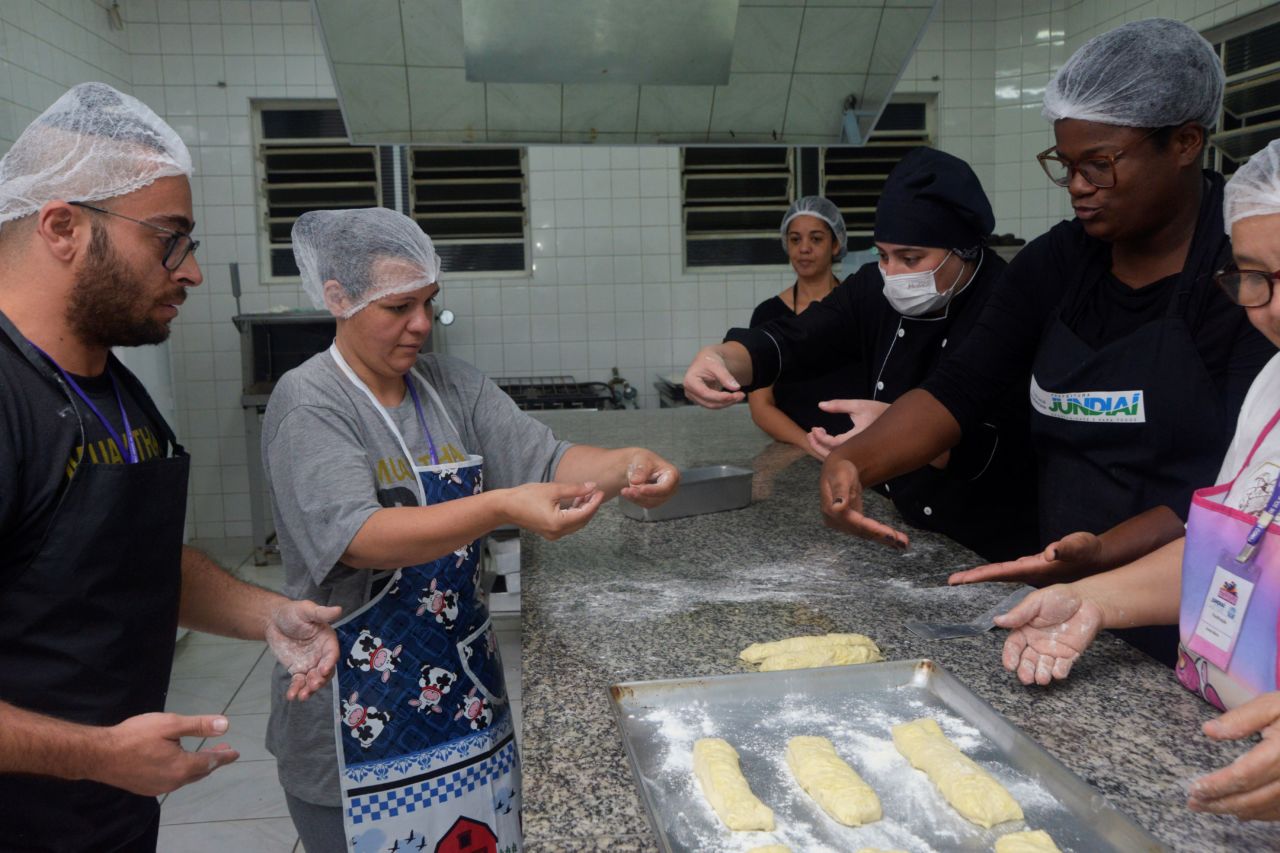 No curso de Panificação, as mãos vão além da massa: elas comunicam e ...