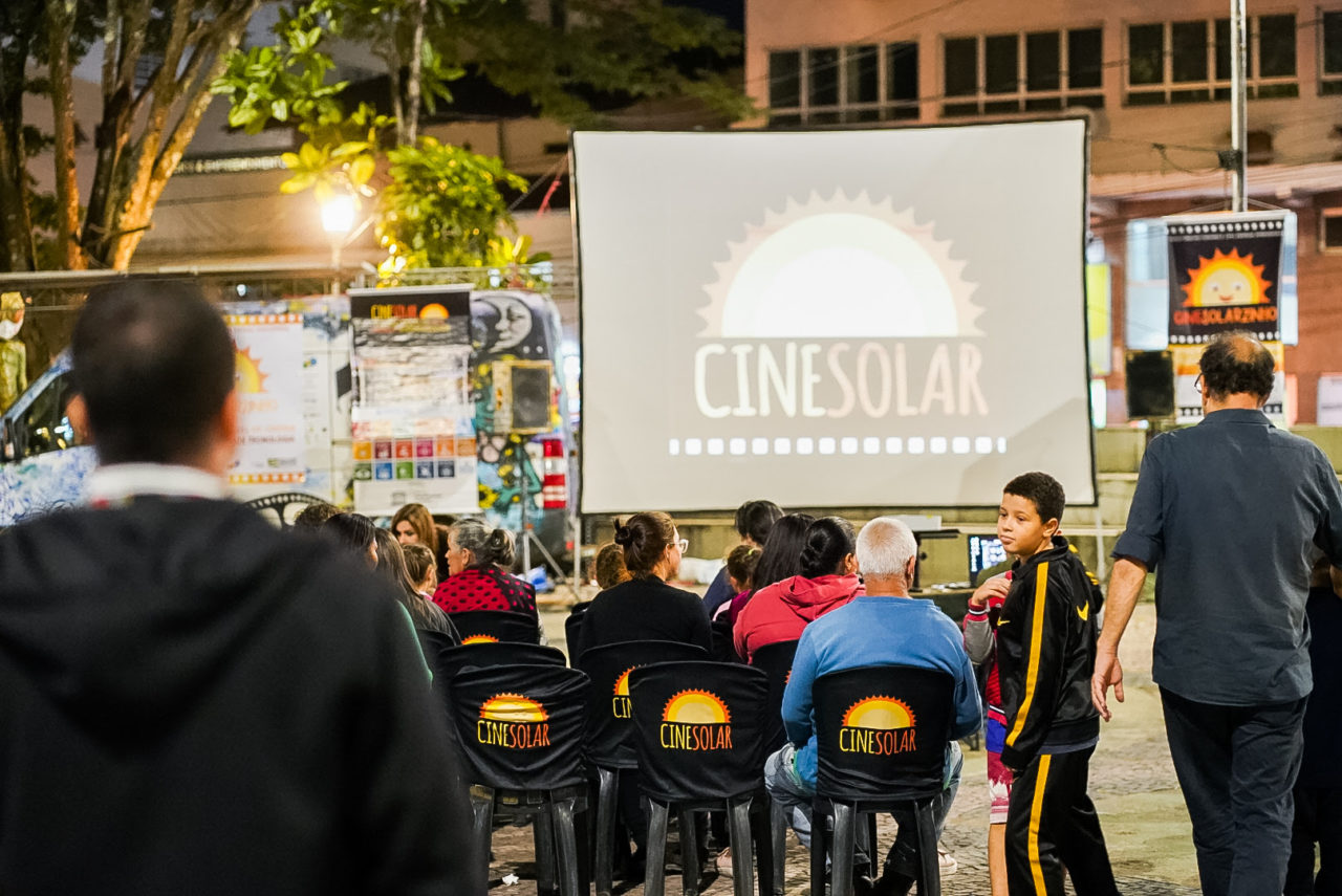 CineSolar, primeiro cinema itinerante movido a energia solar do Brasil ...